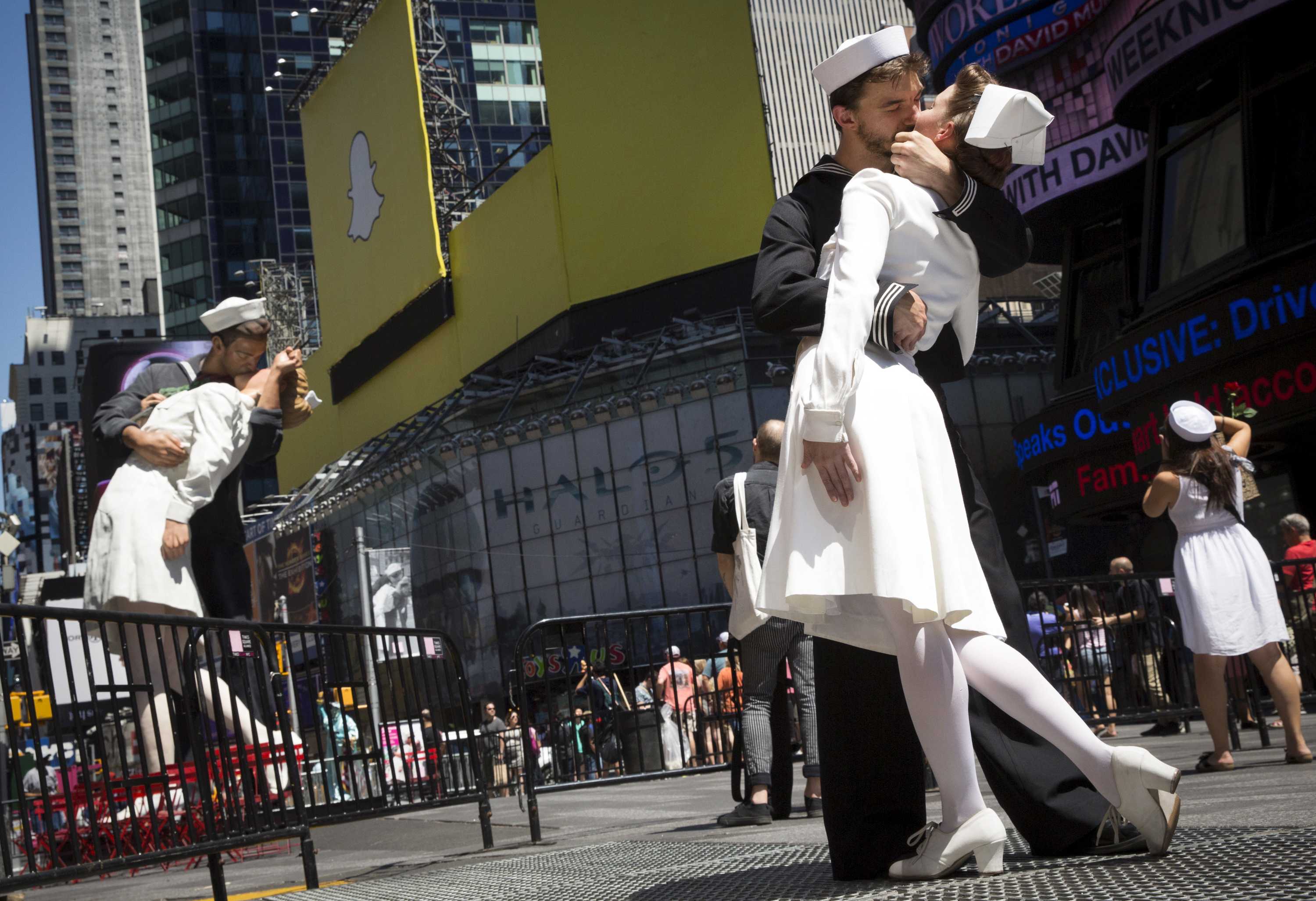 Hundreds of couples re-enact historic kiss celebrating end of WWII on ...