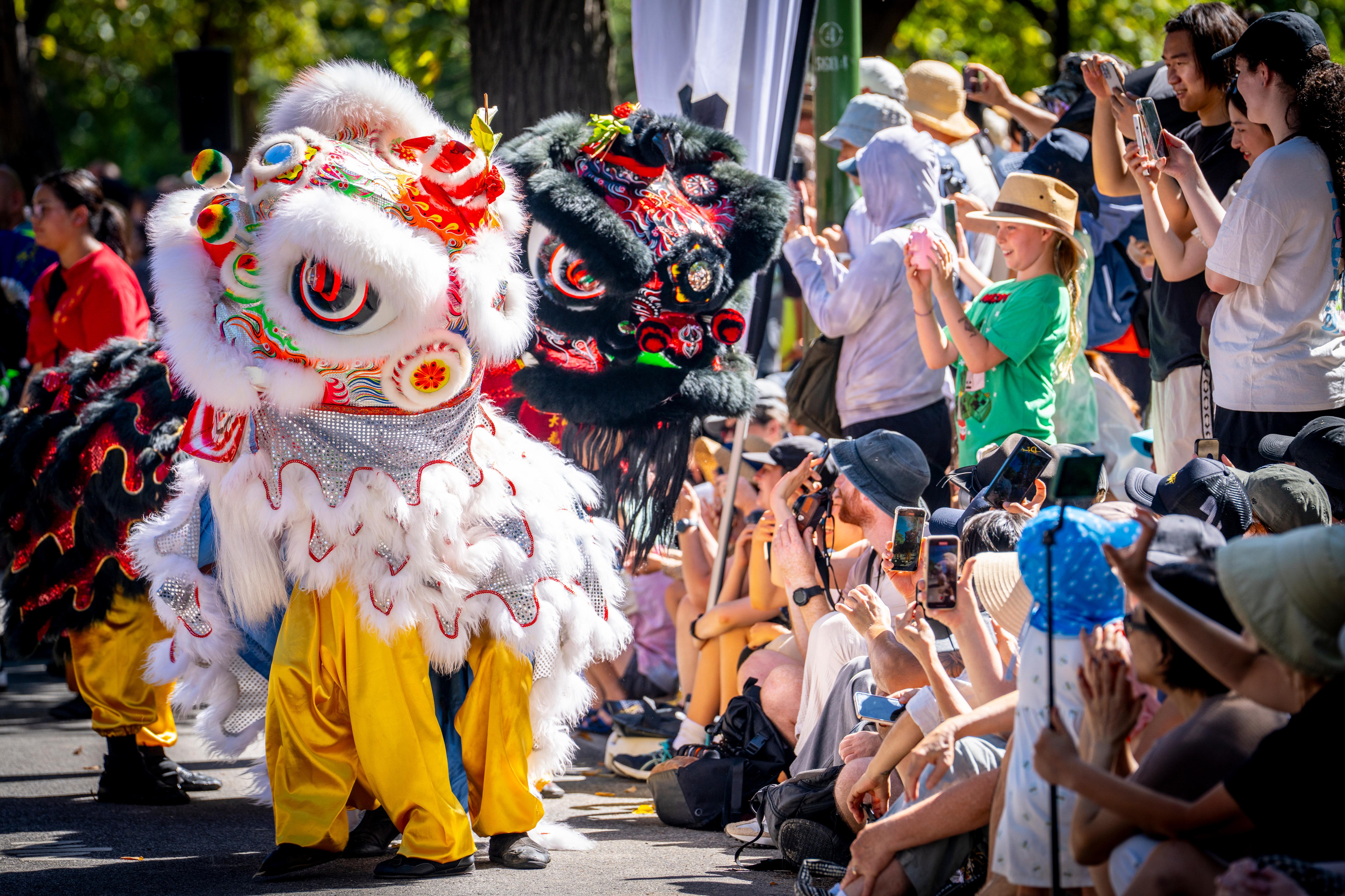 Record crowds brave Melbourne heat for 71st Moomba Festival - ABC News