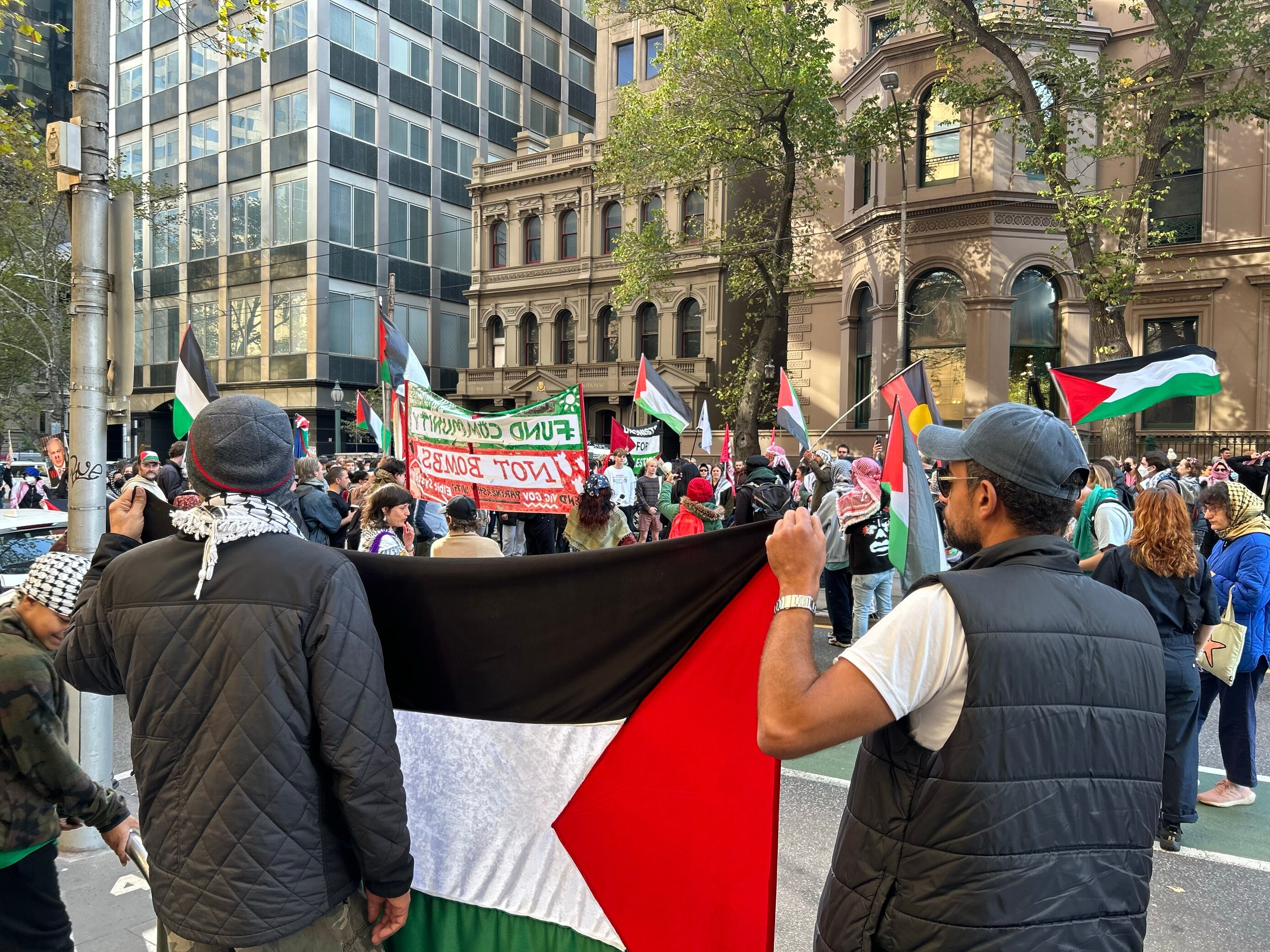 Arrests as protesters in Melbourne, Brisbane demonstrate against Israel ...