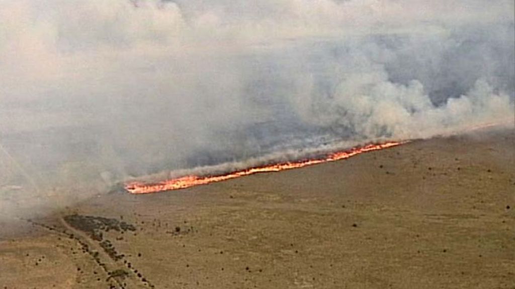 Fire burns at Little River, south-west of Melbourne - ABC News