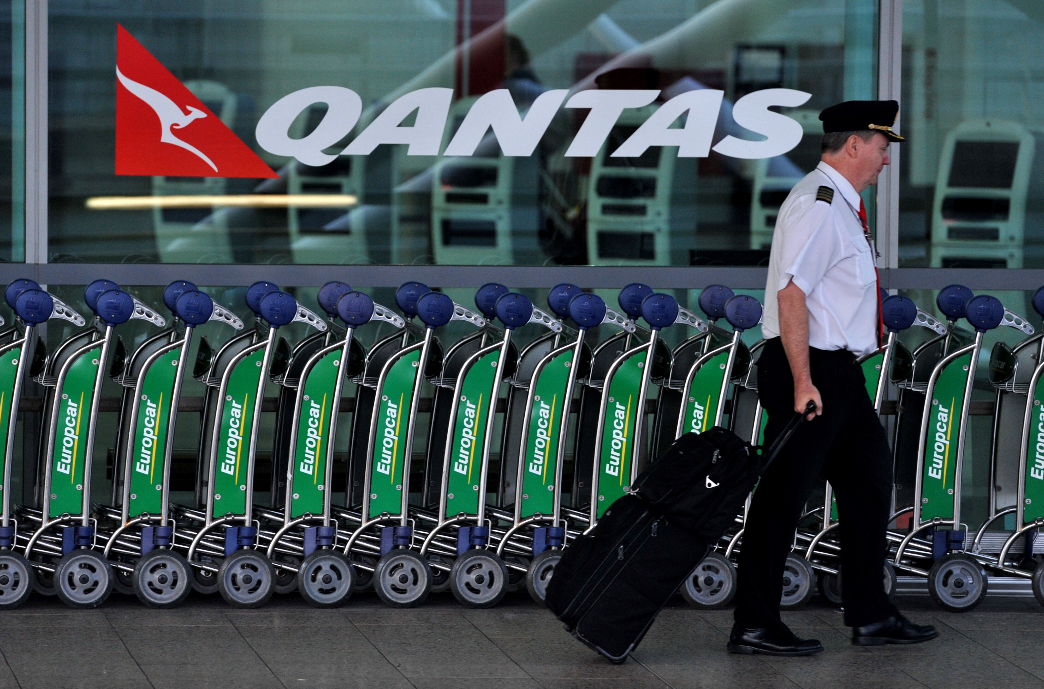 Pilots steal the march in Qantas action - ABC News