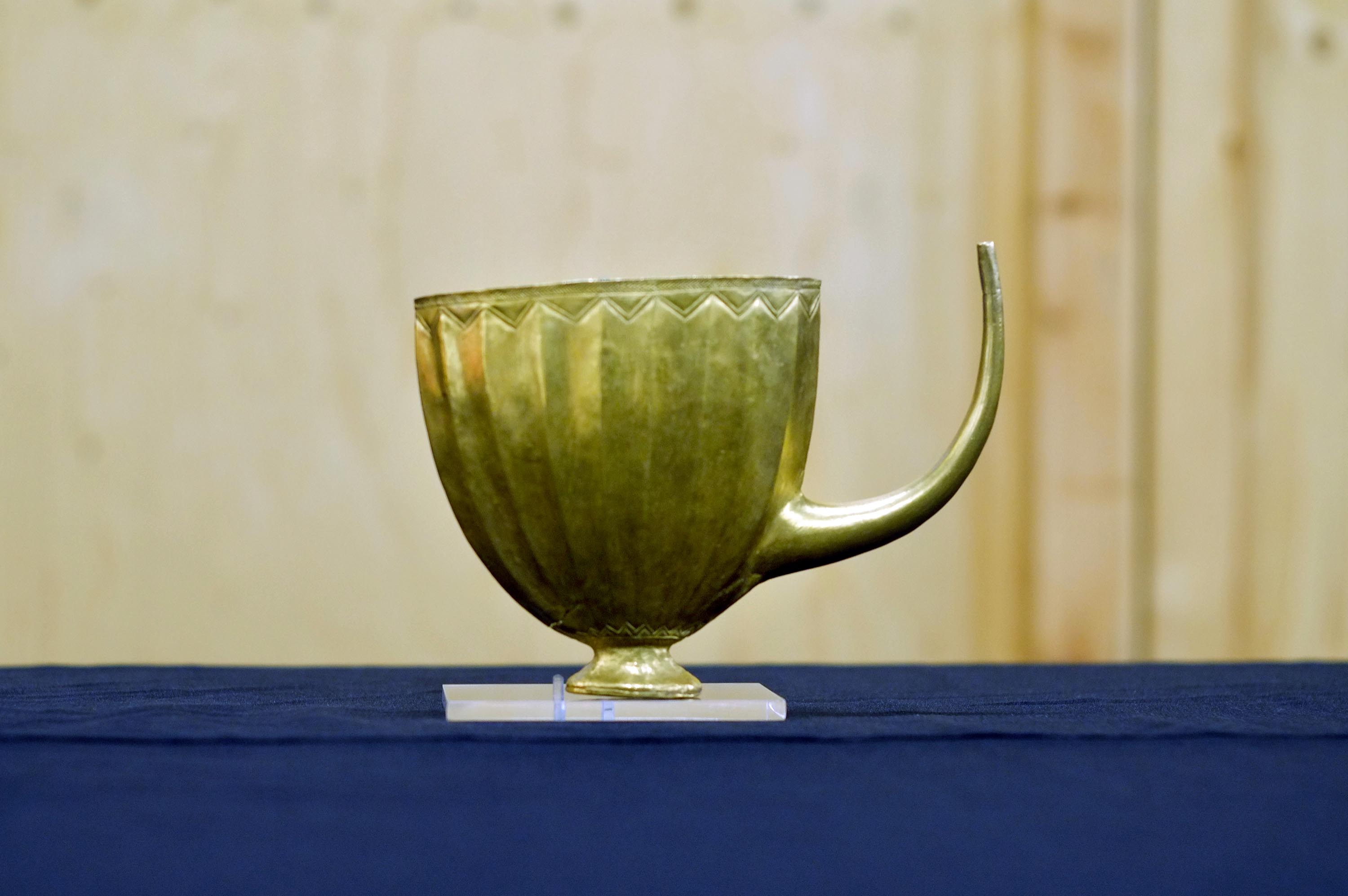 Gold cup headlines Mesopotamia exhibition - ABC News