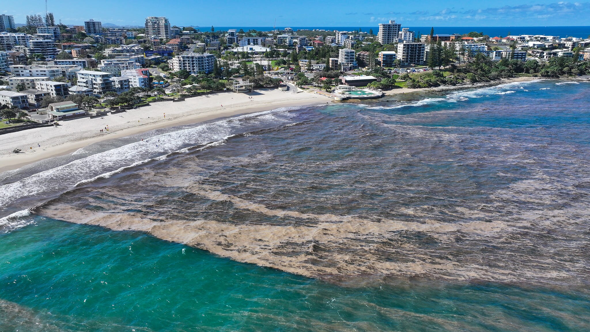 Algae blooms causing foul smells, weird colours on popular Queensland ...