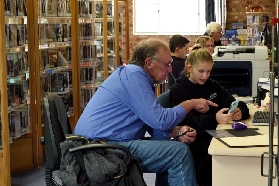 High school students help older Australians avoid scams and scroll ...