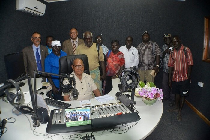 Inogat klia sapot blong Bougainville presiden, Dr John Momis long holim ...