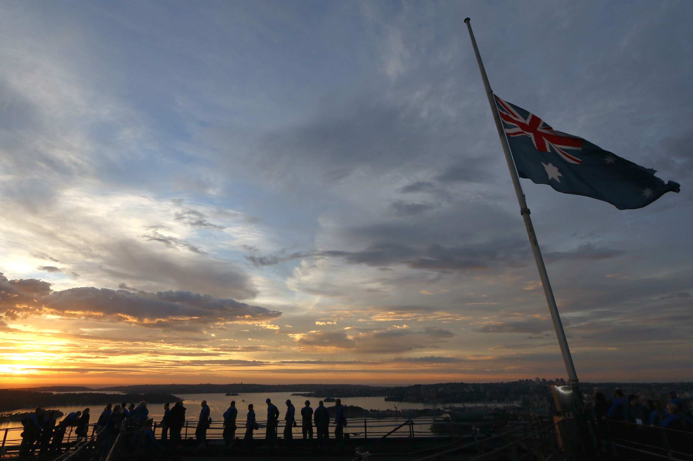 Anzac Day dawn service on Sydney Harbour Bridge raises money for war ...