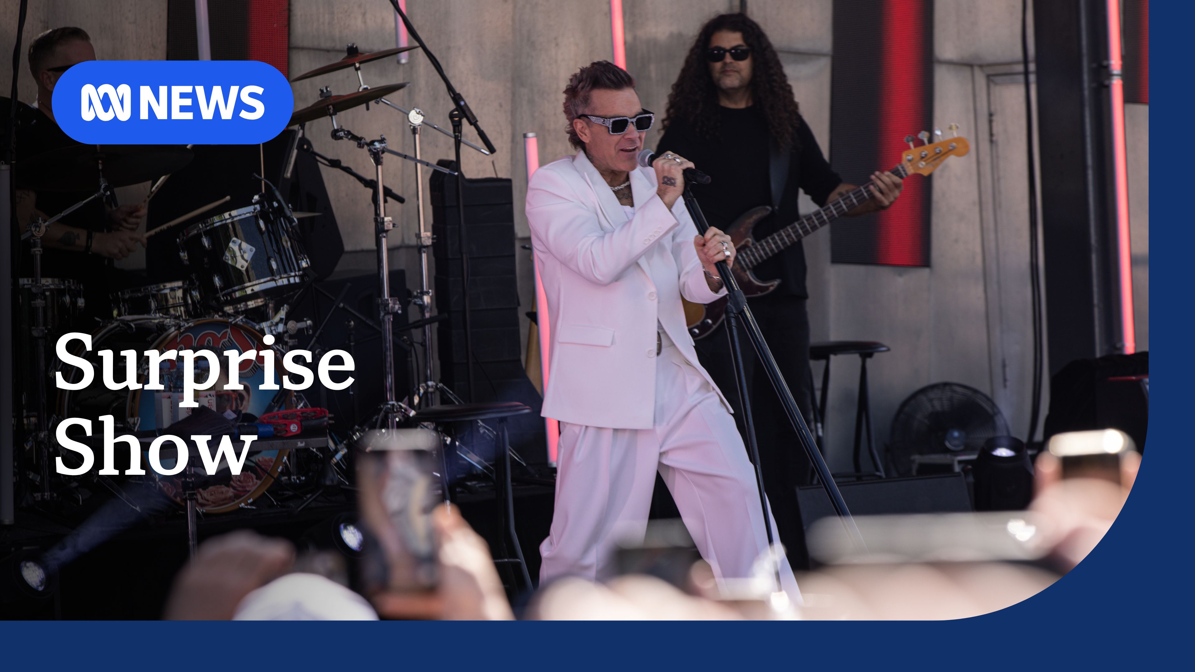 Robbie Williams delights fans with surprise show in Melbourne - ABC News