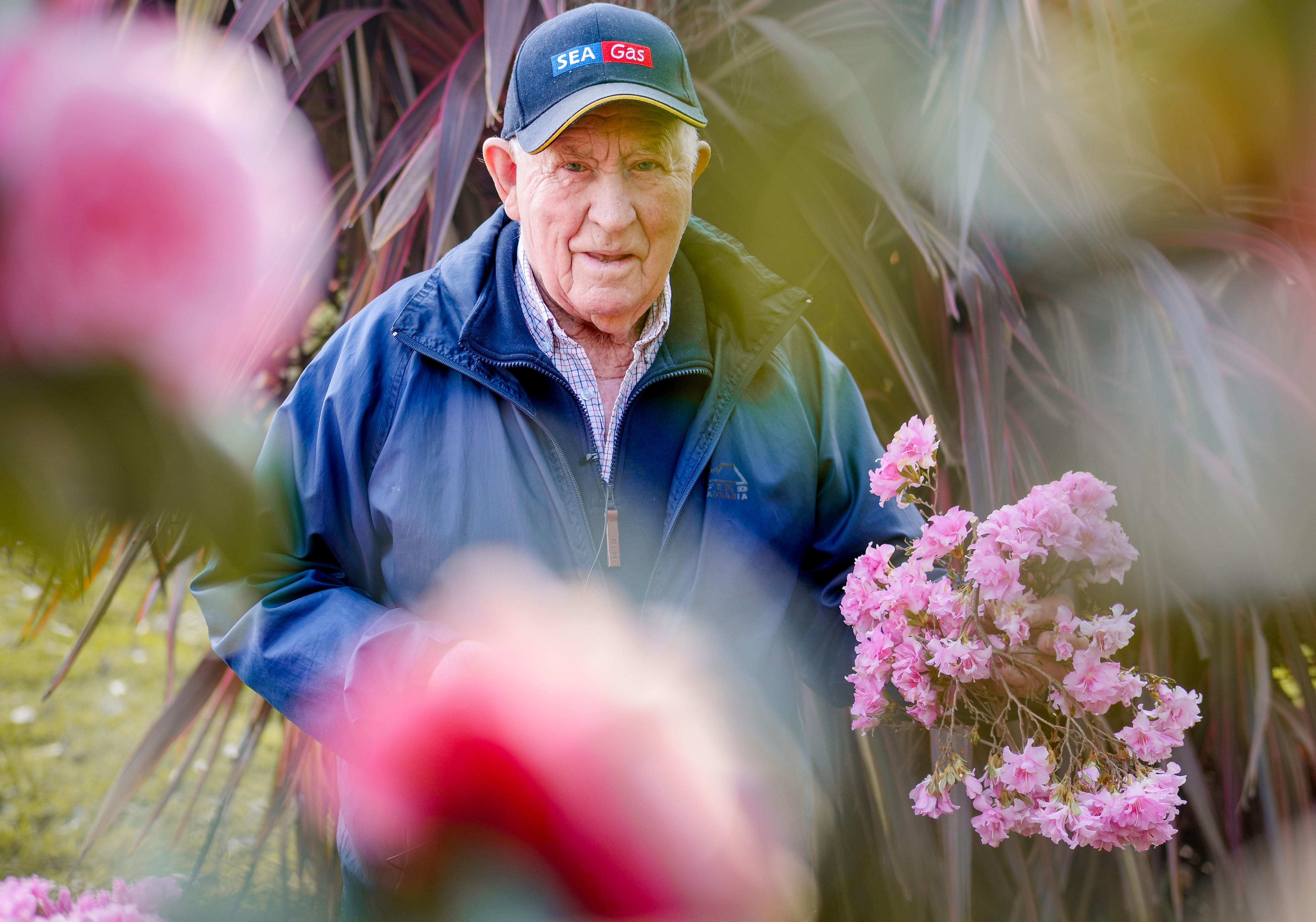 Jimmy Thomson donates native bouquets to Warrnambool volunteers in late ...