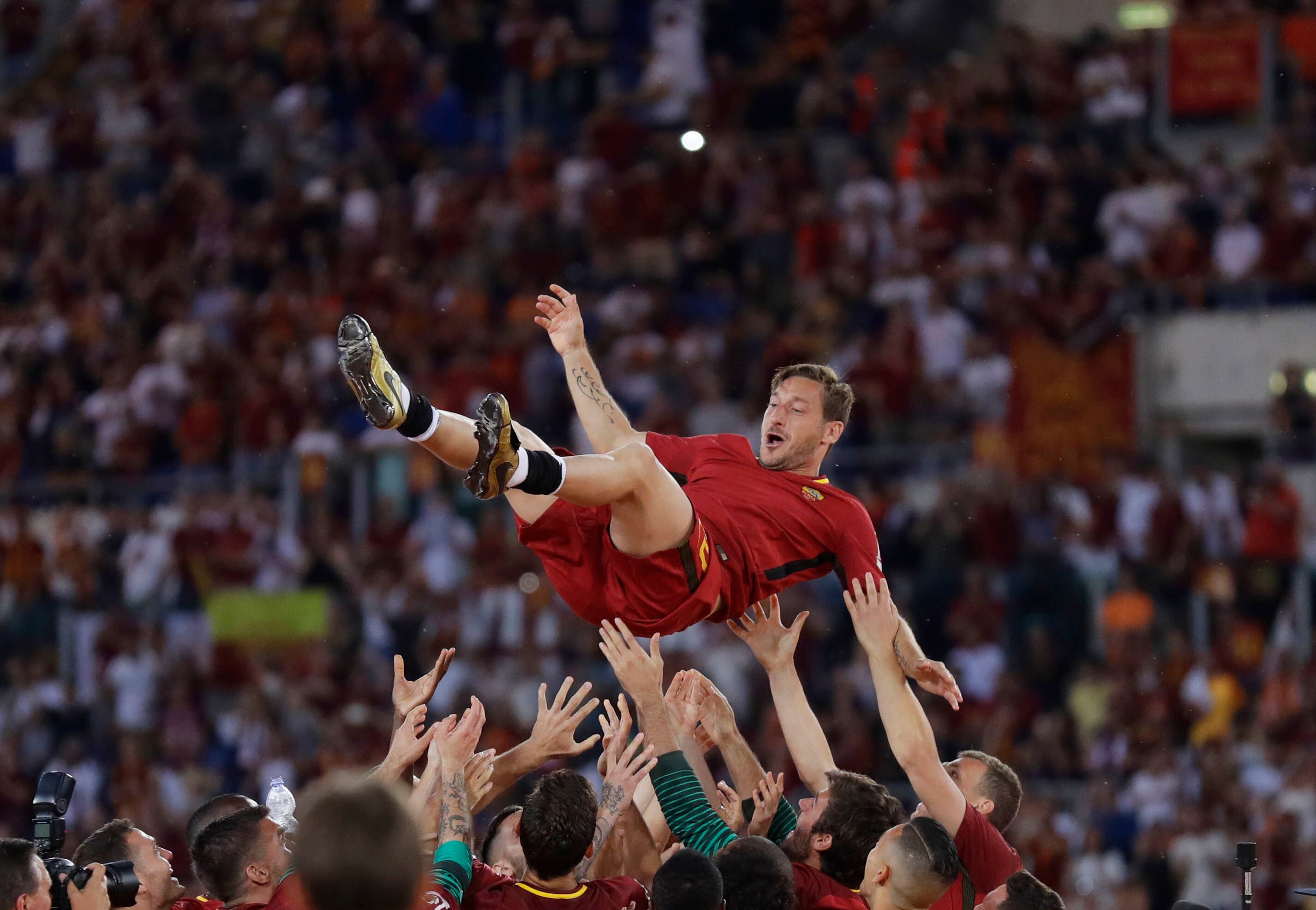 Francesco Totti ends Roma career after 25 years and 786 games in ...