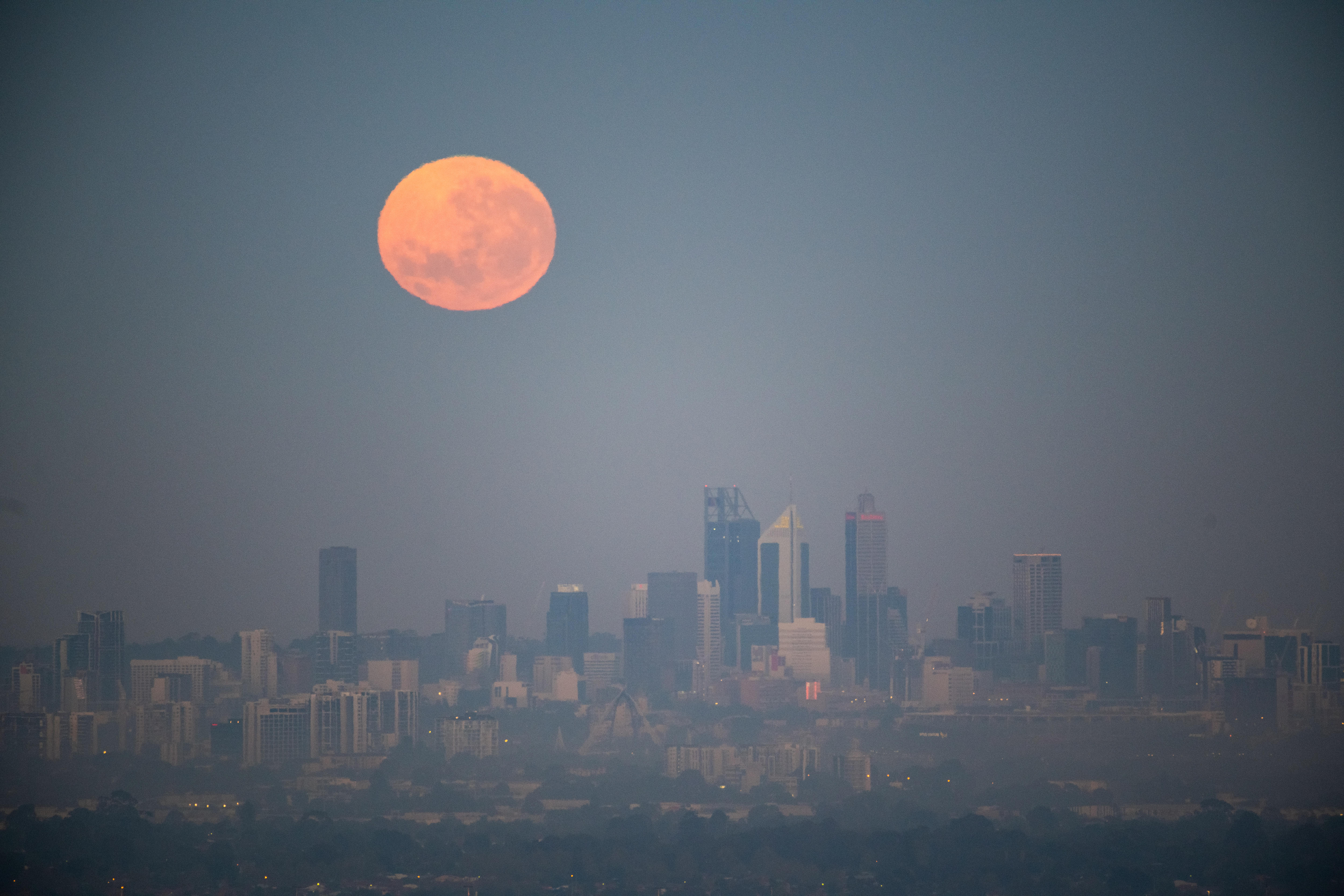 The bright moon dulled last night's aurora australis, but expect a ...