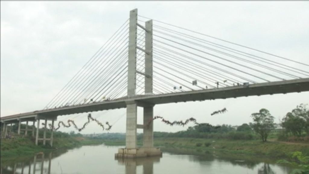 245 Brazilian thrill-seekers leap from bridge in rope jumping world ...