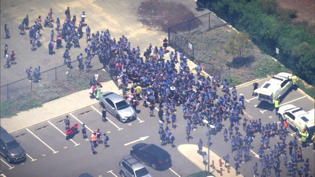 School evacuated in Aubin Grove fire - ABC News