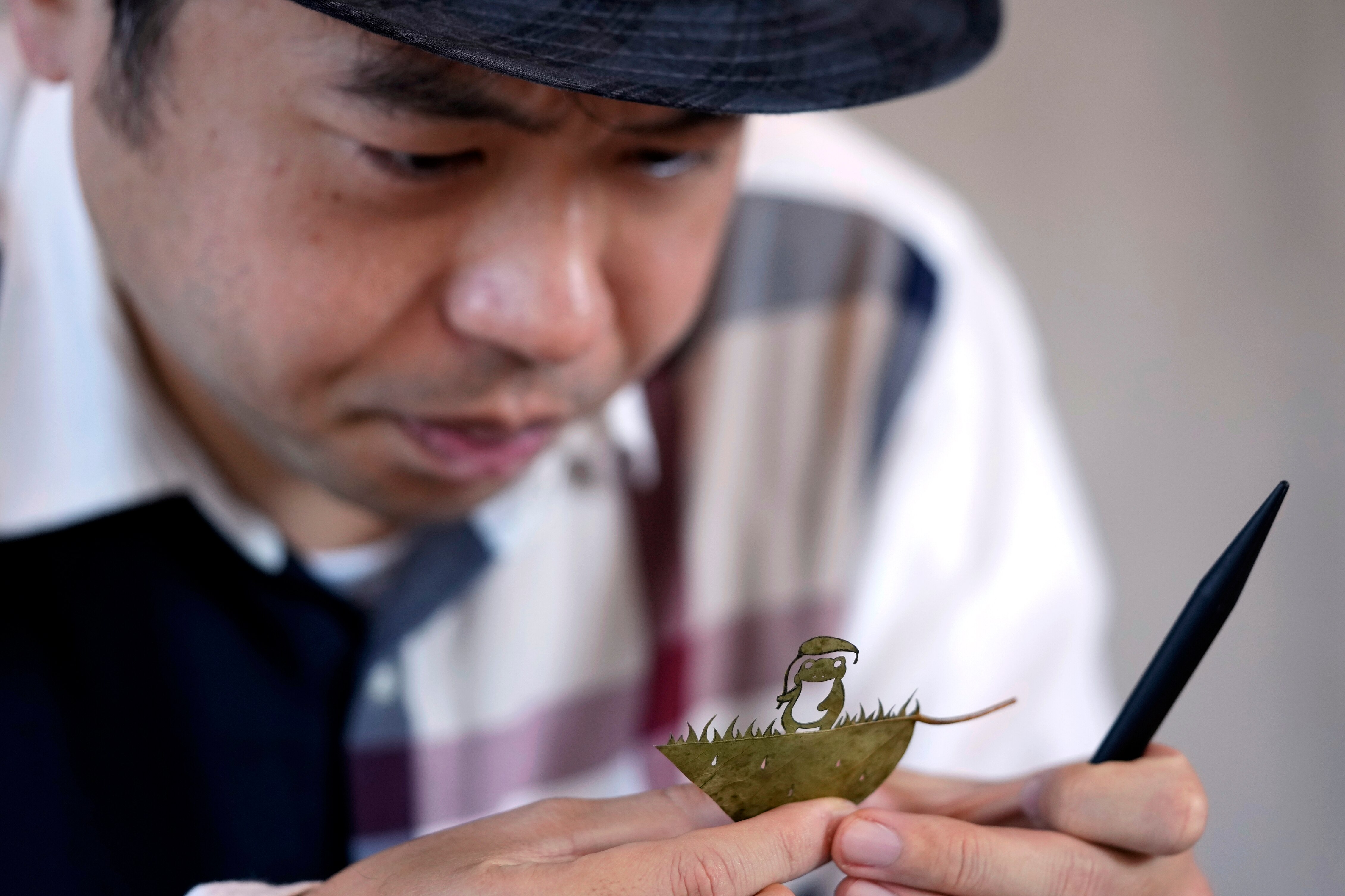 Japanese artist Lito creates intricate leaf art inspired by ukiyo-e ...