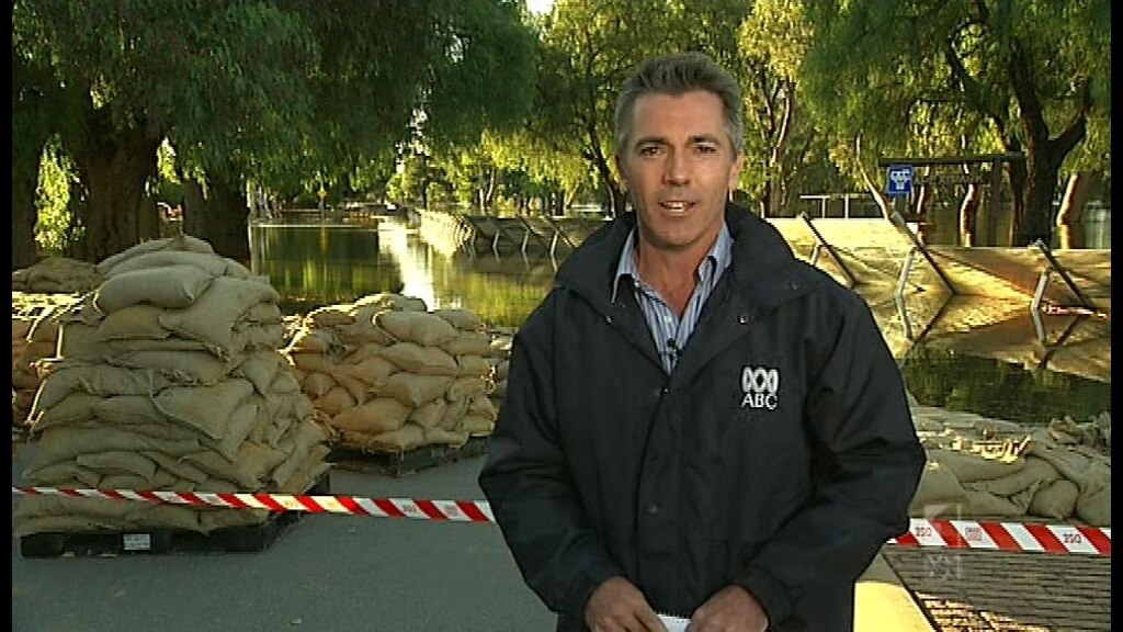 Flood flanks Victorian township - ABC News