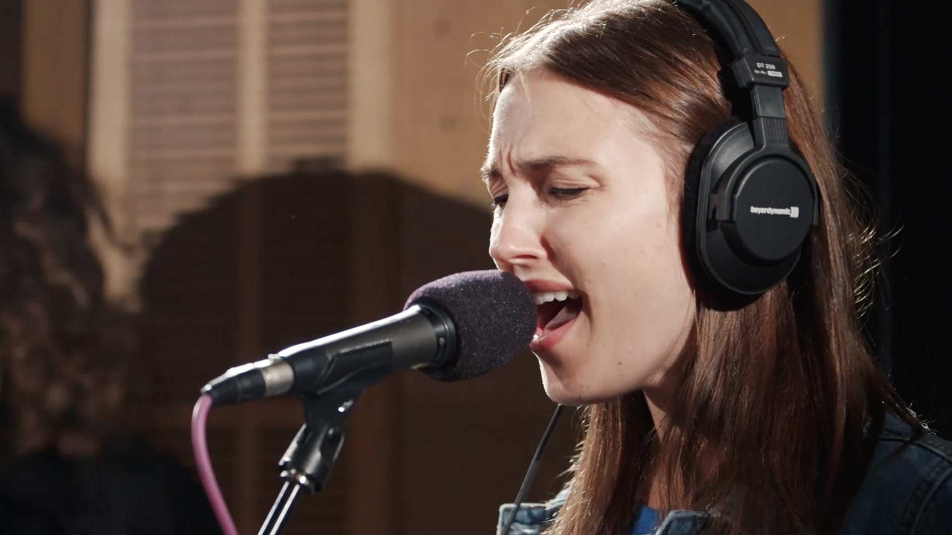 Ali Barter performs 'Far Away' - triple j