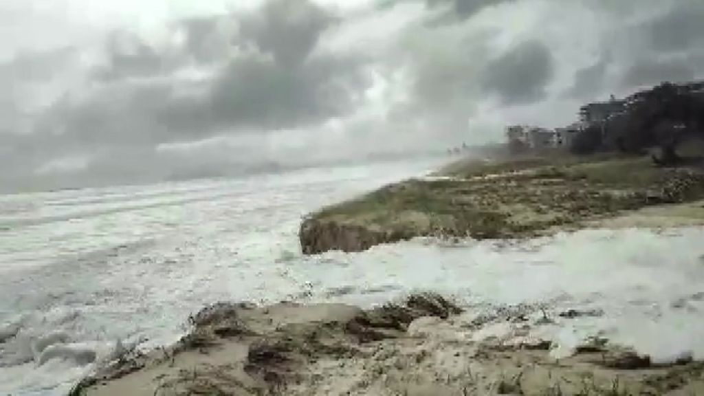 Storm causes erosion and sea foam at Tugun on the Gold Coast - ABC News