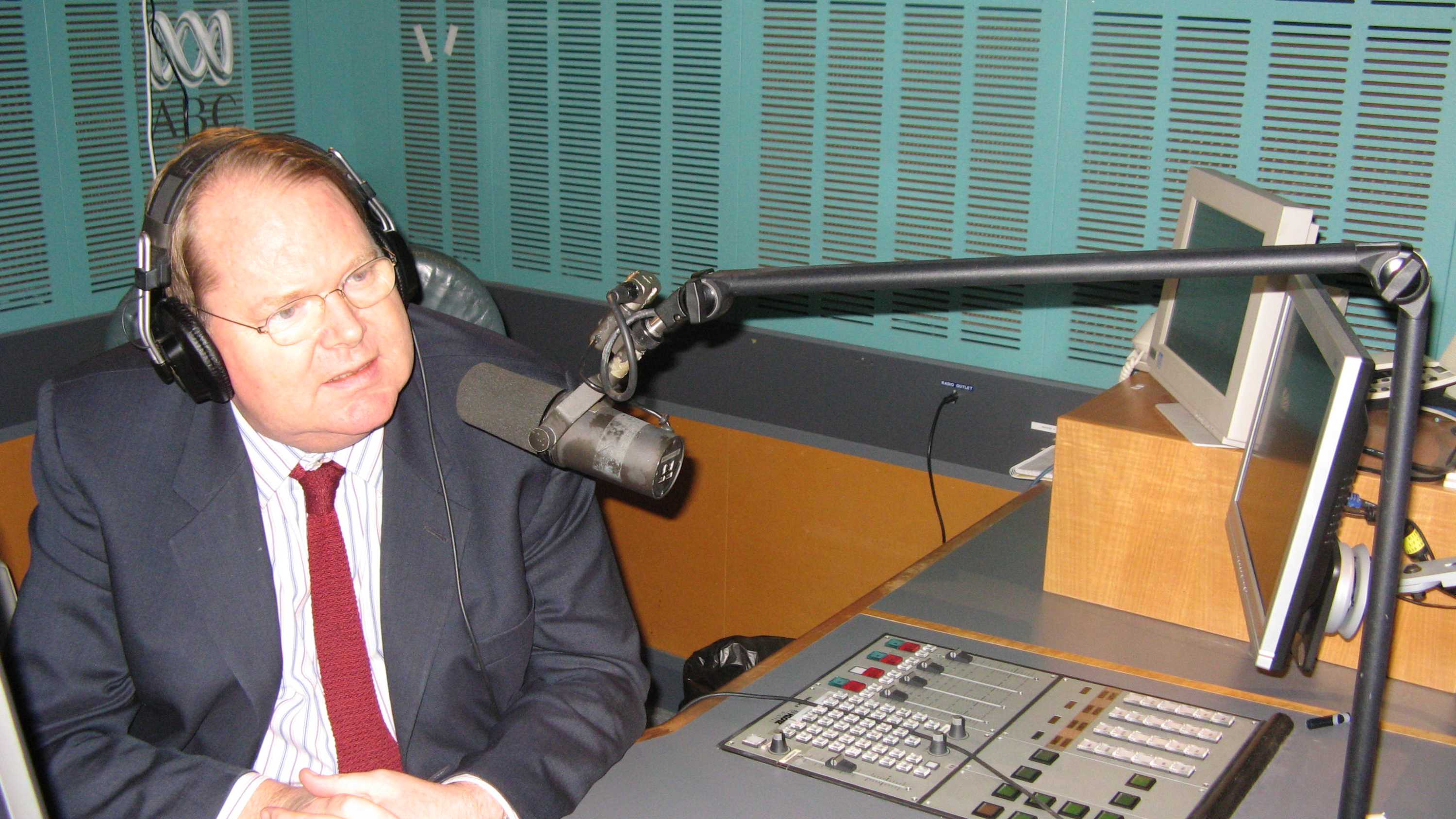 Mark Colvin, the man who watched the world for Australia - ABC News