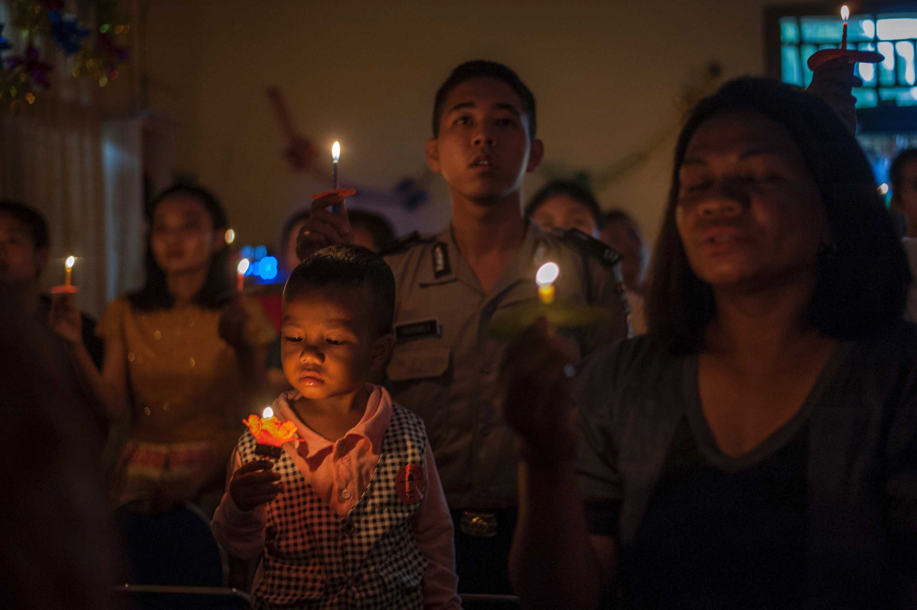 Indonesian tsunami survivors mark Christmas while Jakarta promises a ...