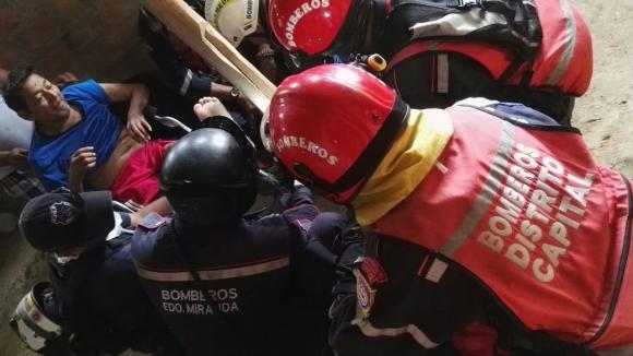 Ecuador earthquake: Rescuers pull 72yo survivor from rubble two weeks ...