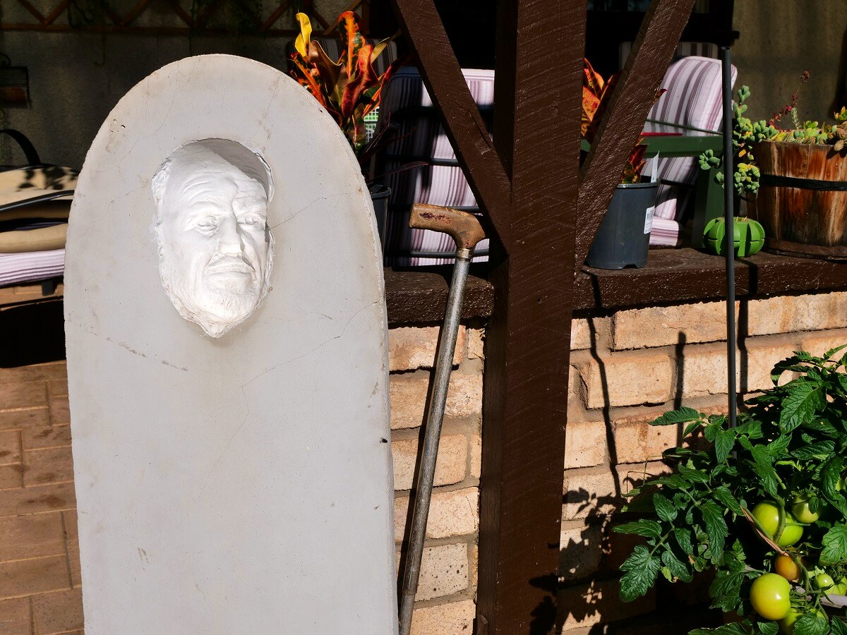 Nonagenarian cameleer and artist Sandy Chambers makes his own coffin ...