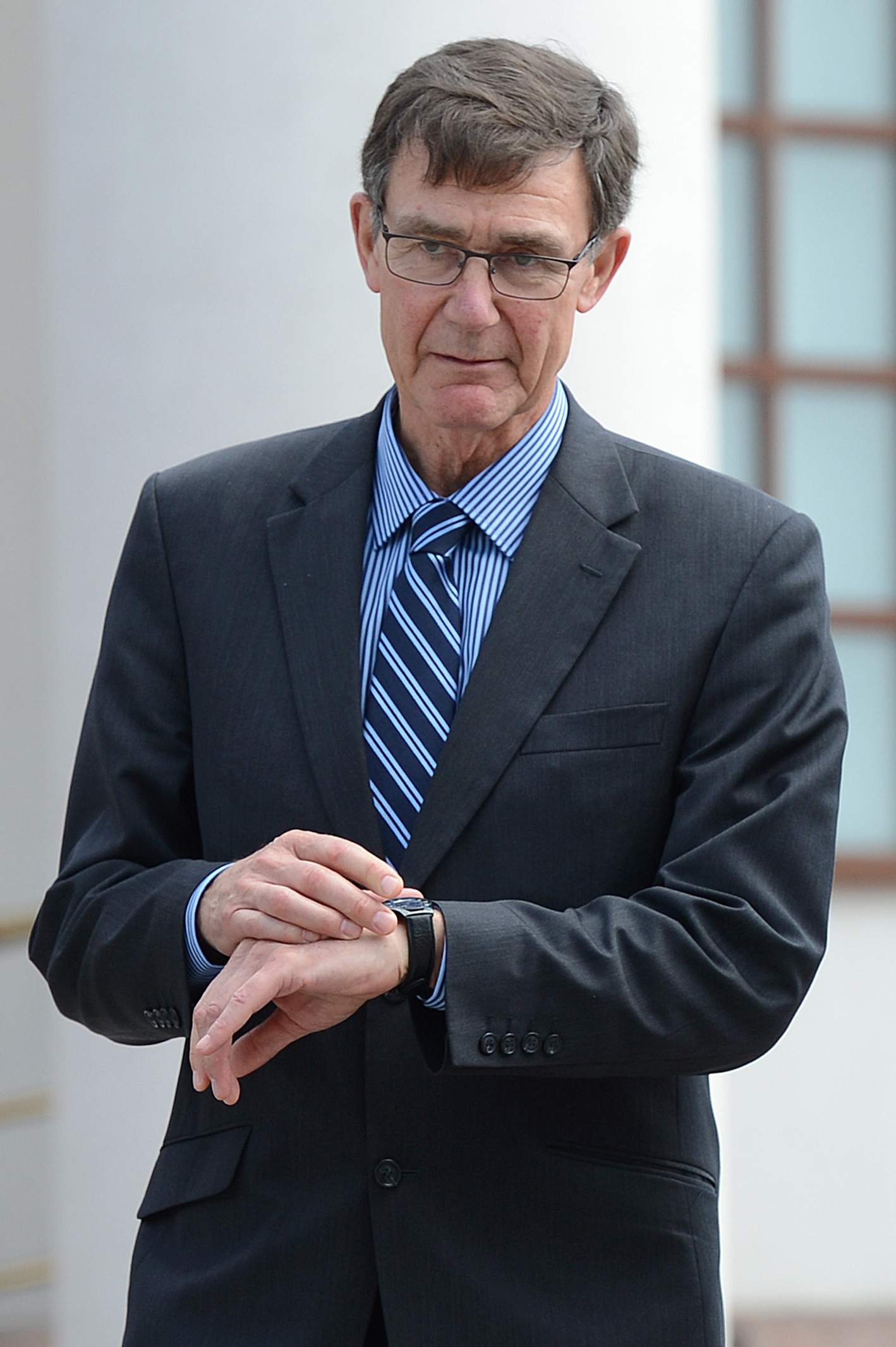 Angus Houston: Former Defence Force chief officially knighted - ABC News