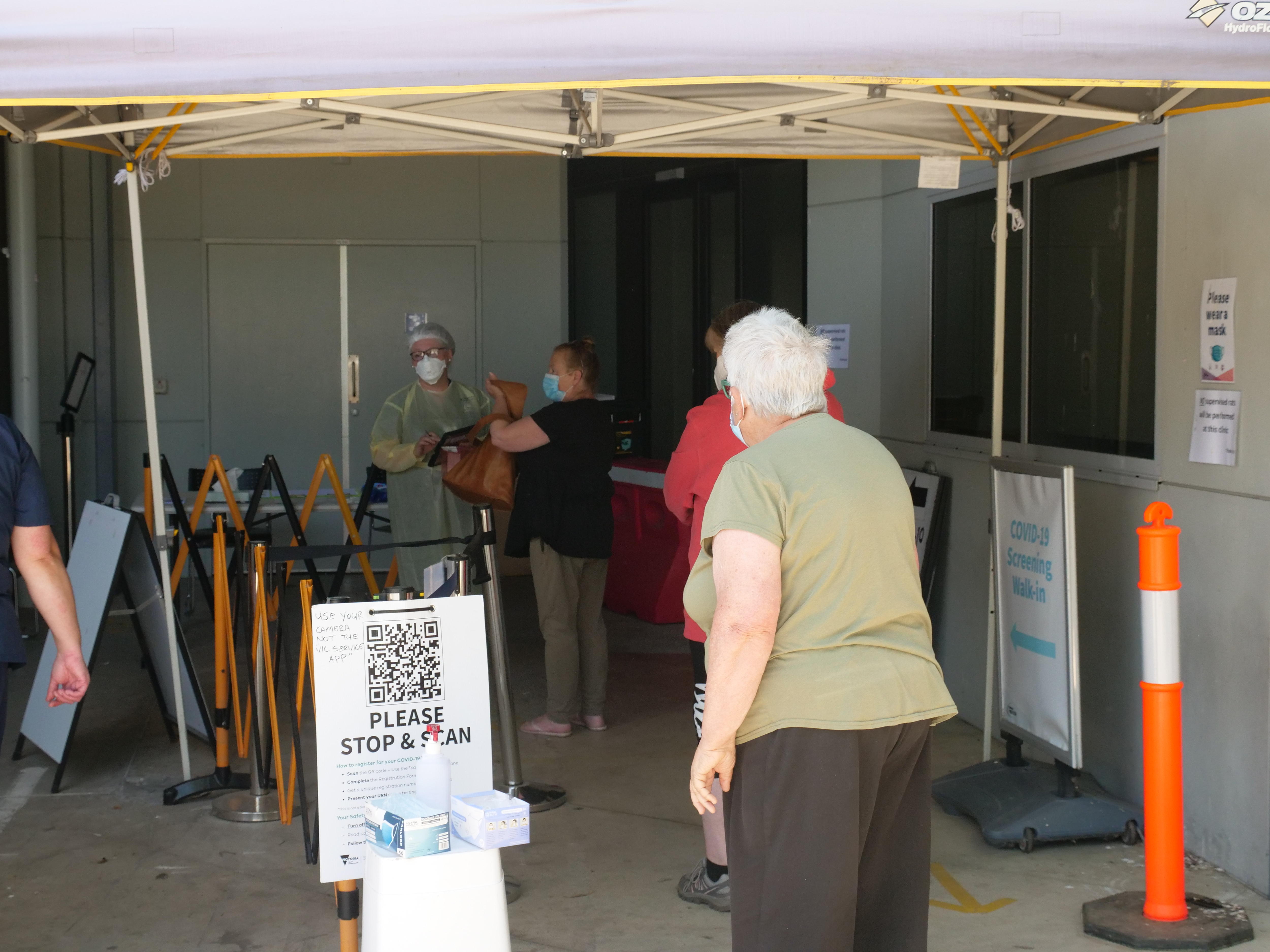 State-funded COVID testing sites close in Victoria as free RATs offered ...