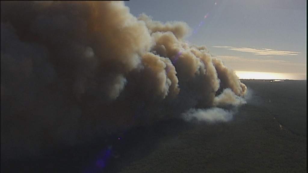 Wind change sends south-west fire towards homes - ABC News