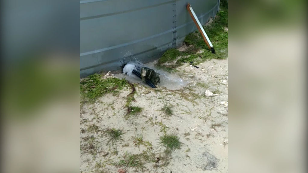 Water tanks in Manus Island Detention Centre drain after being damaged ...