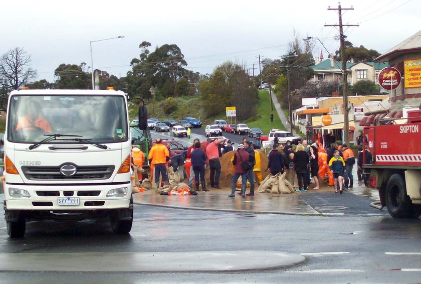 Tassie SES keen to help with Vic floods - ABC News