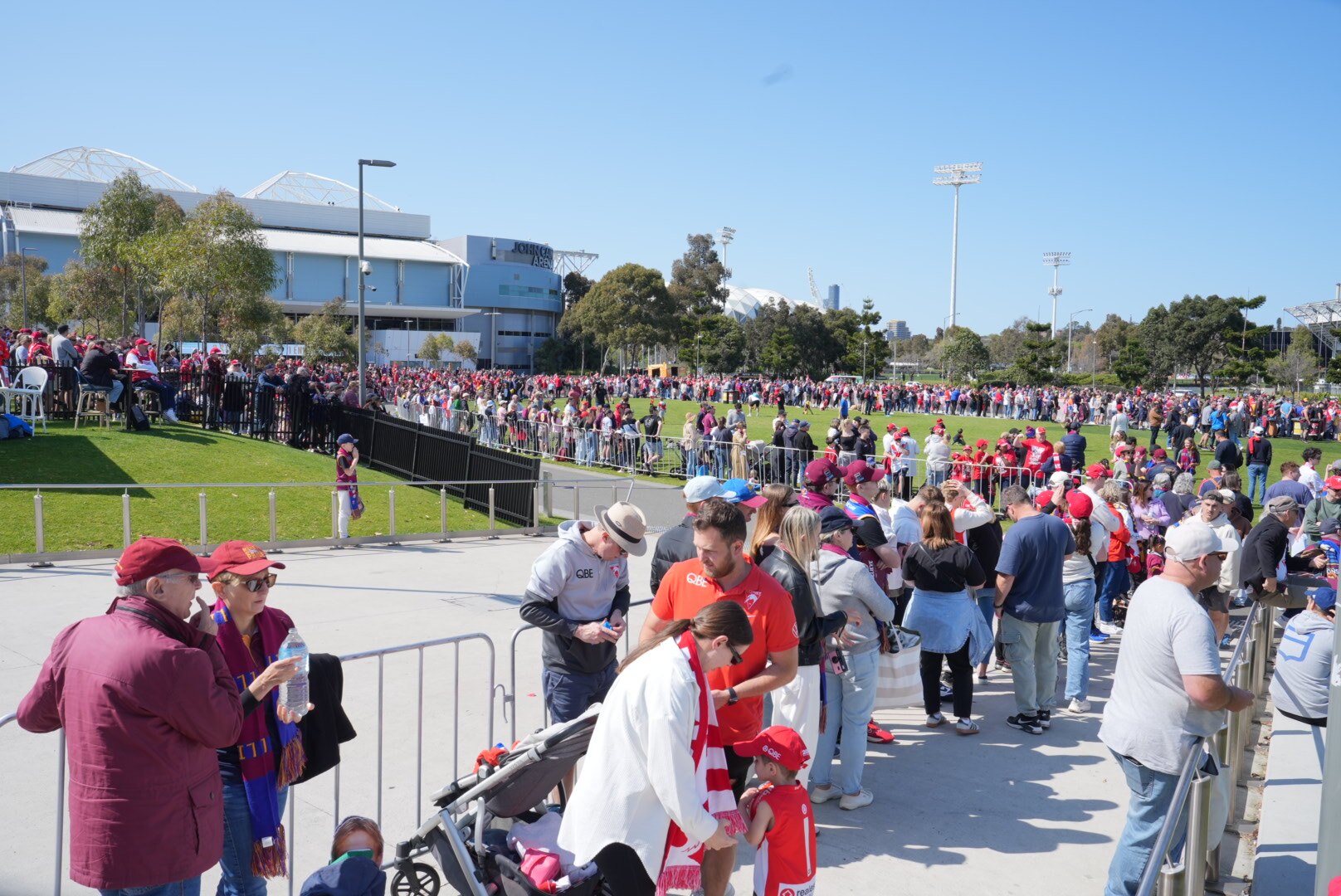 Fans swarm Melbourne for AFL Grand Final Parade - ABC listen