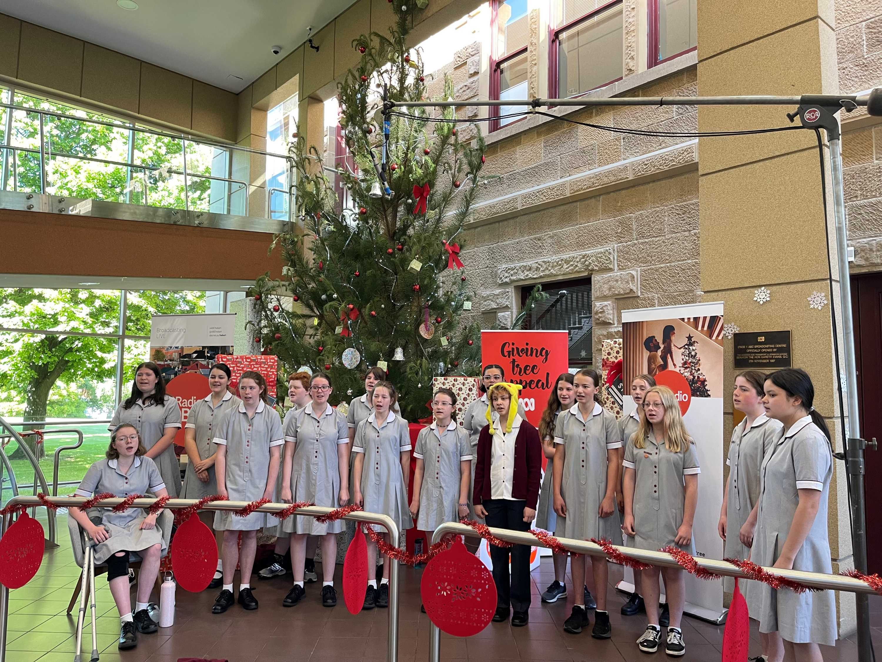 Ogilvie High School Choir performs a Leonard Cohen classic - ABC Hobart