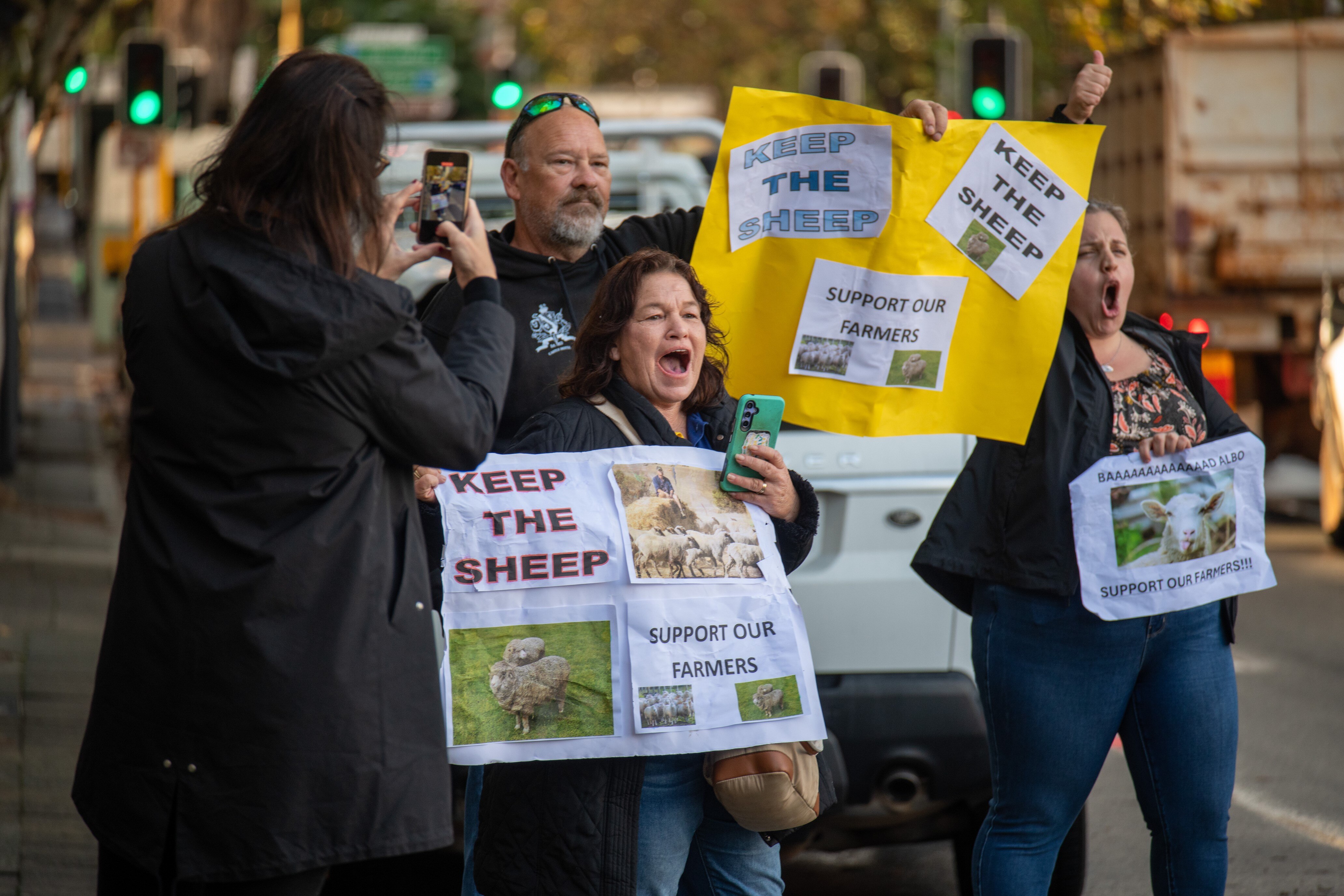 Hundreds of farmers swarm Perth roads with trucks to protest Albanese ...