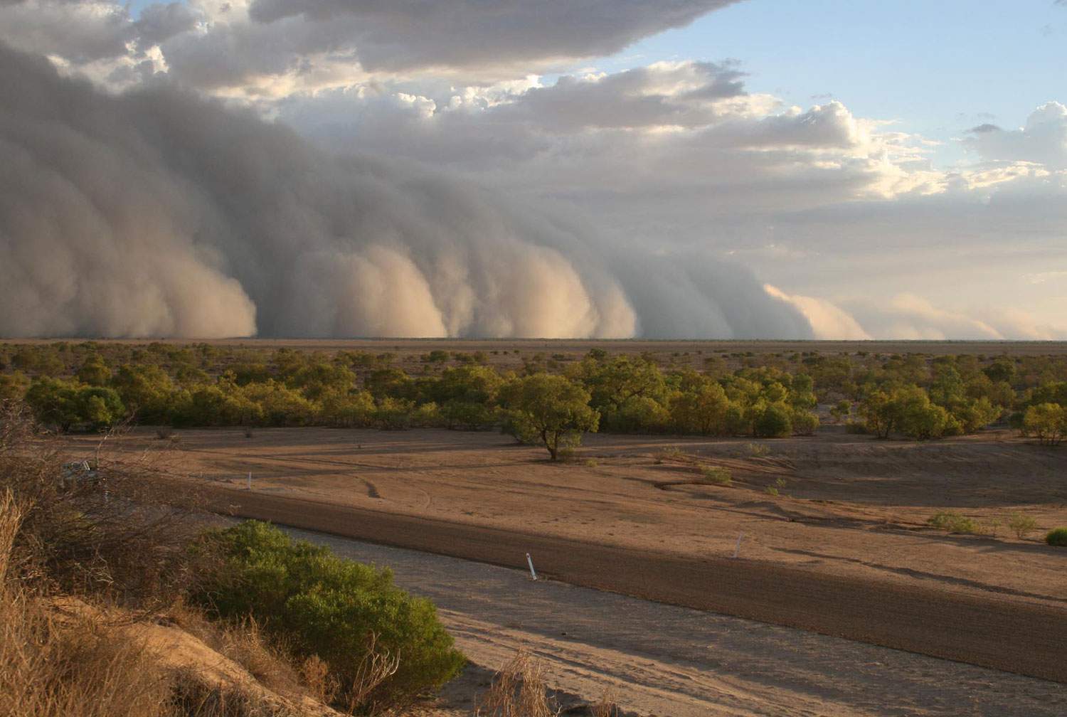 Enormous dust storm 'turned day into night' in town of Bedourie in far ...