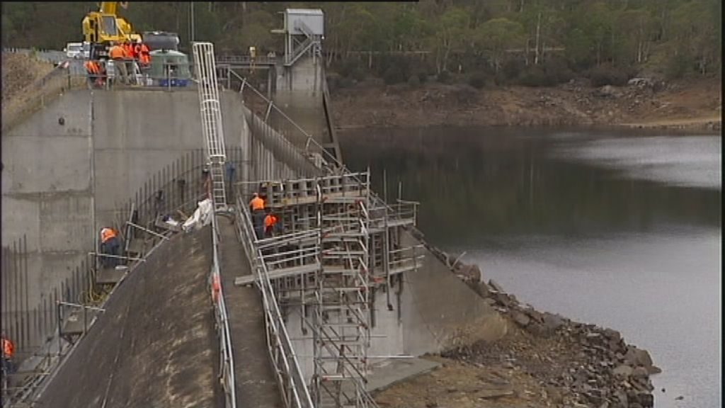 Rowallan dam walls moving - ABC News