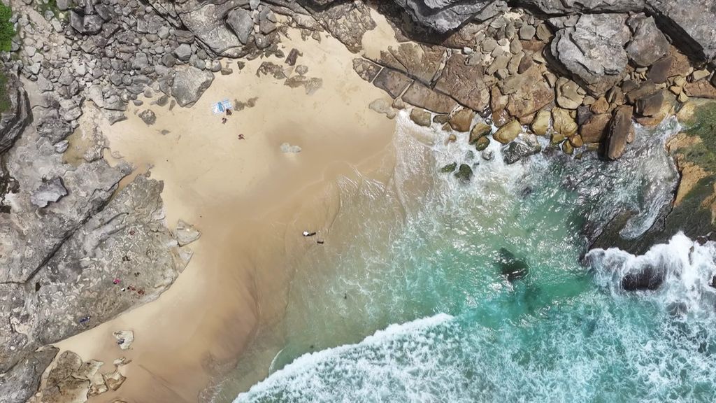 Photographer captures rise and fall of Sydney beach - ABC News
