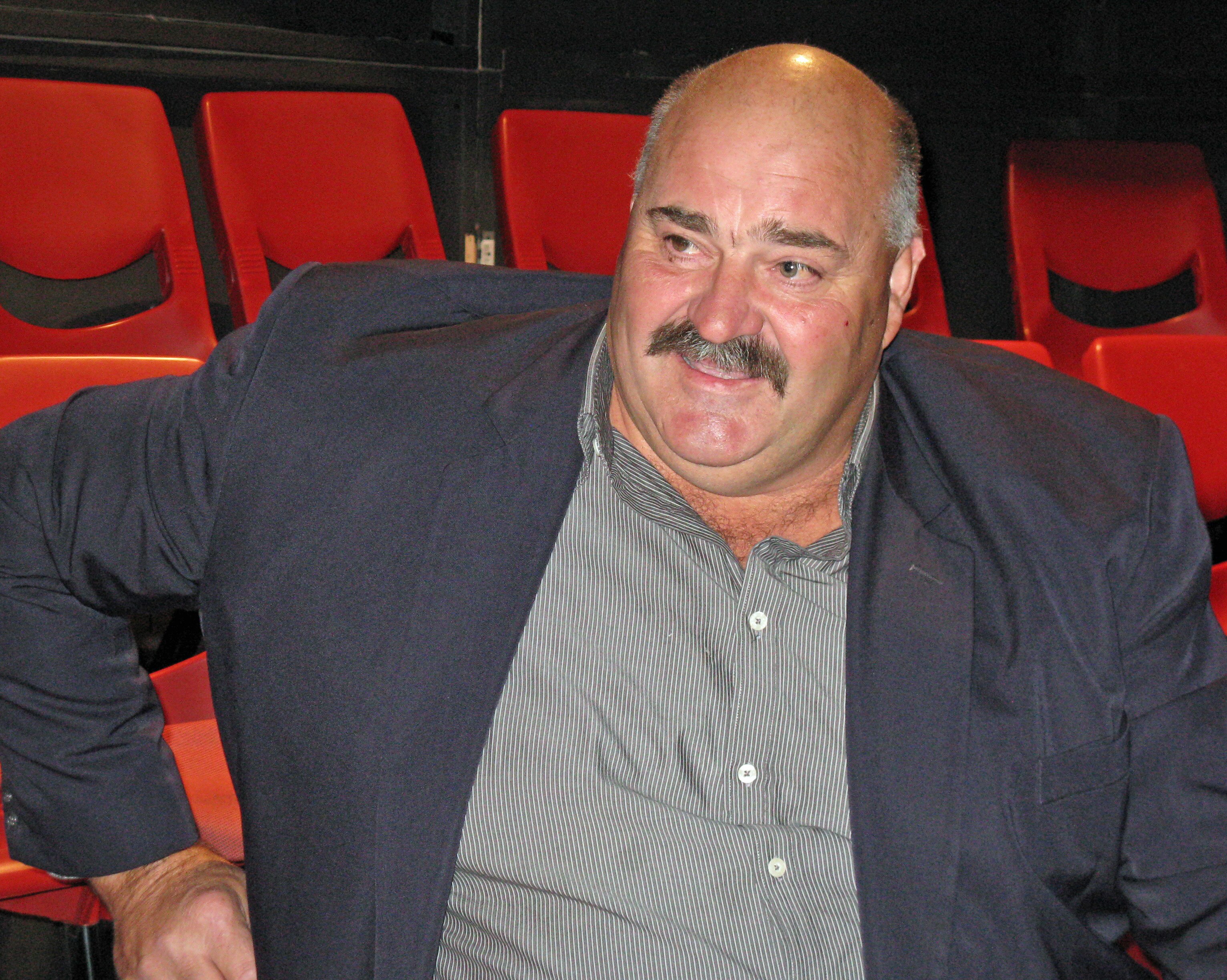 Champion axeman chips in for gay cause - ABC News