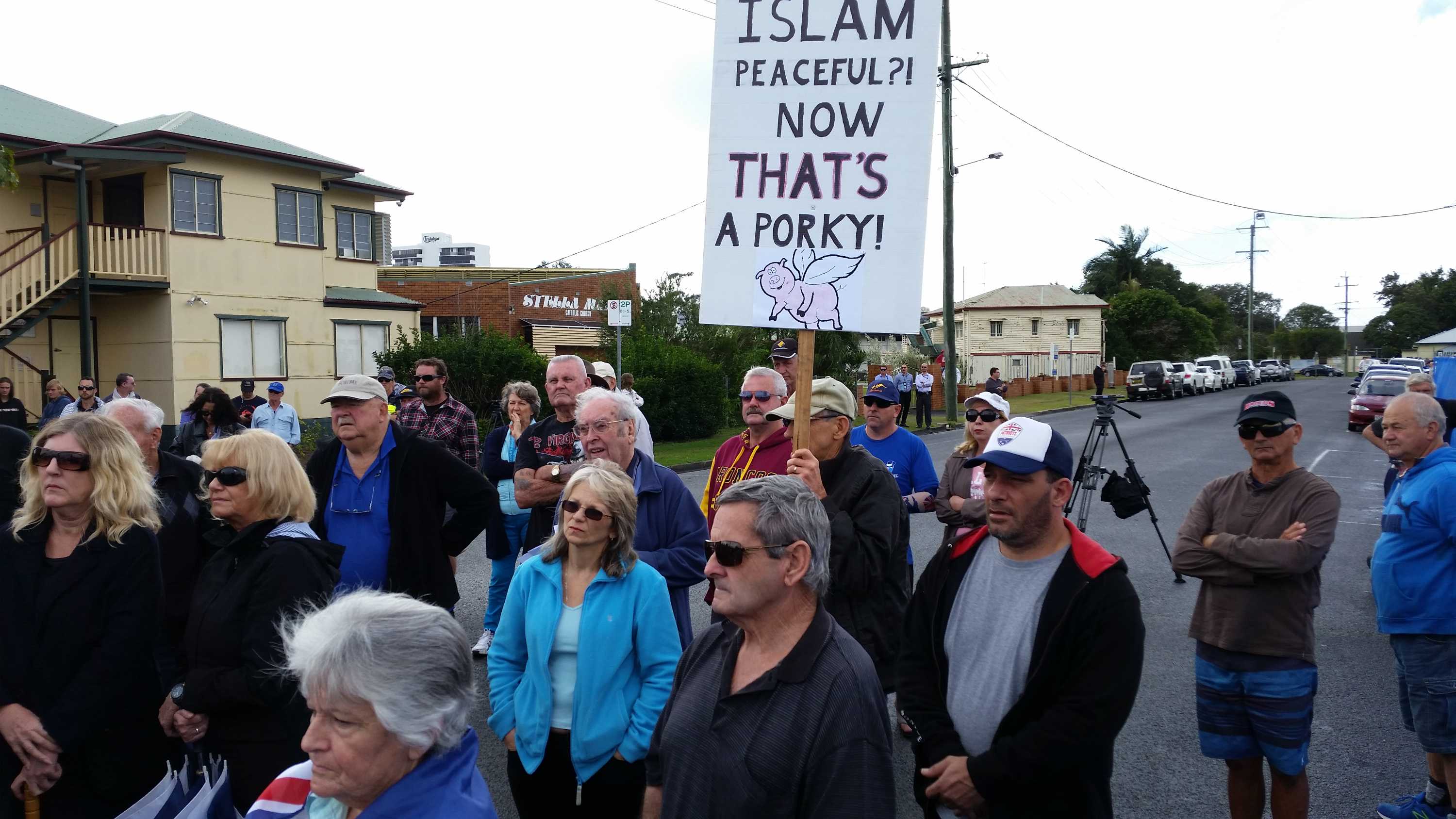 Anti-Islamic protest in Queensland after mosque approval - ABC News
