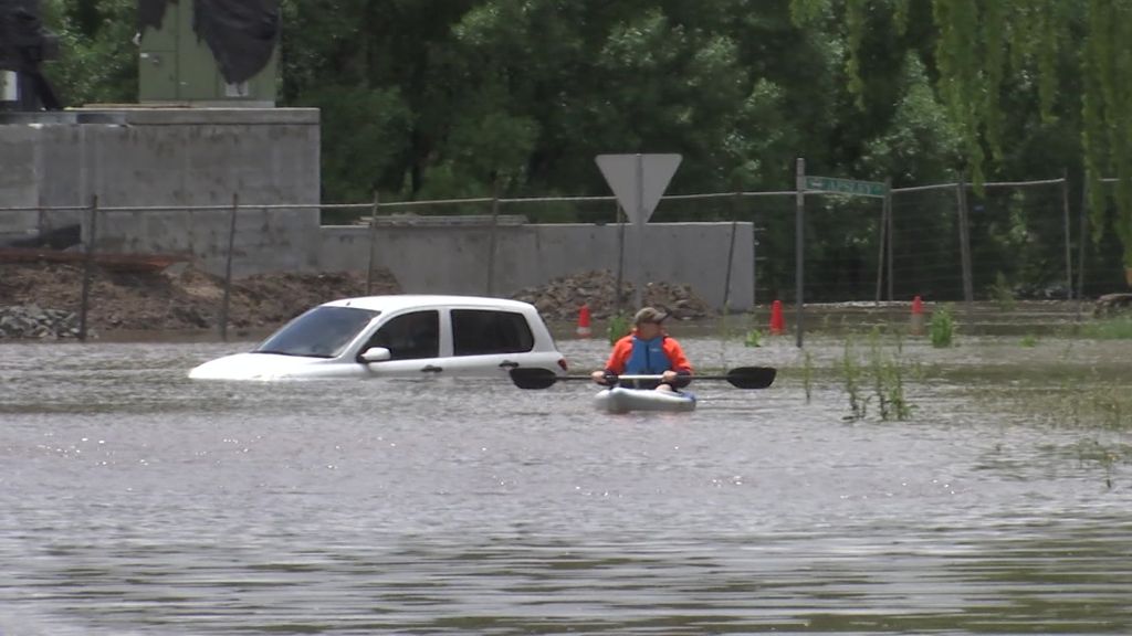 Man kayaks through Bathurst flood - ABC News