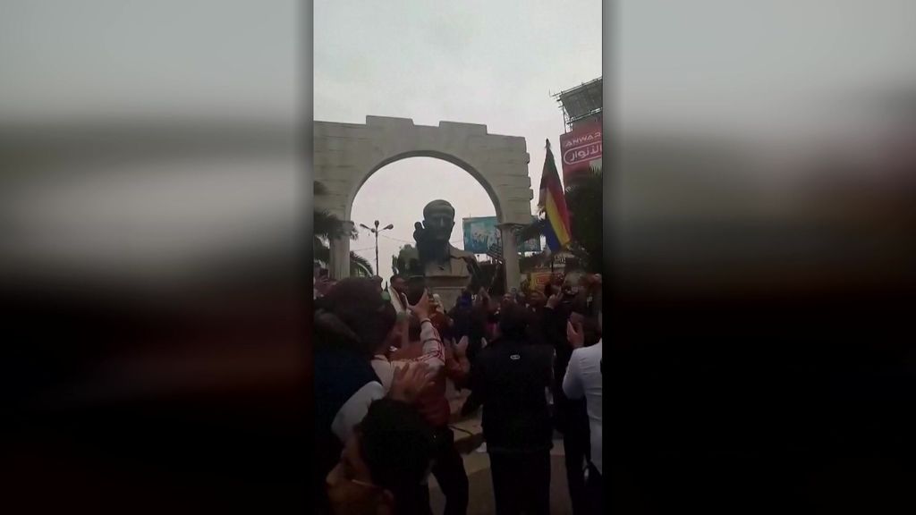 Insurgents collapse al-Assad statue in Damascus suburb - ABC News