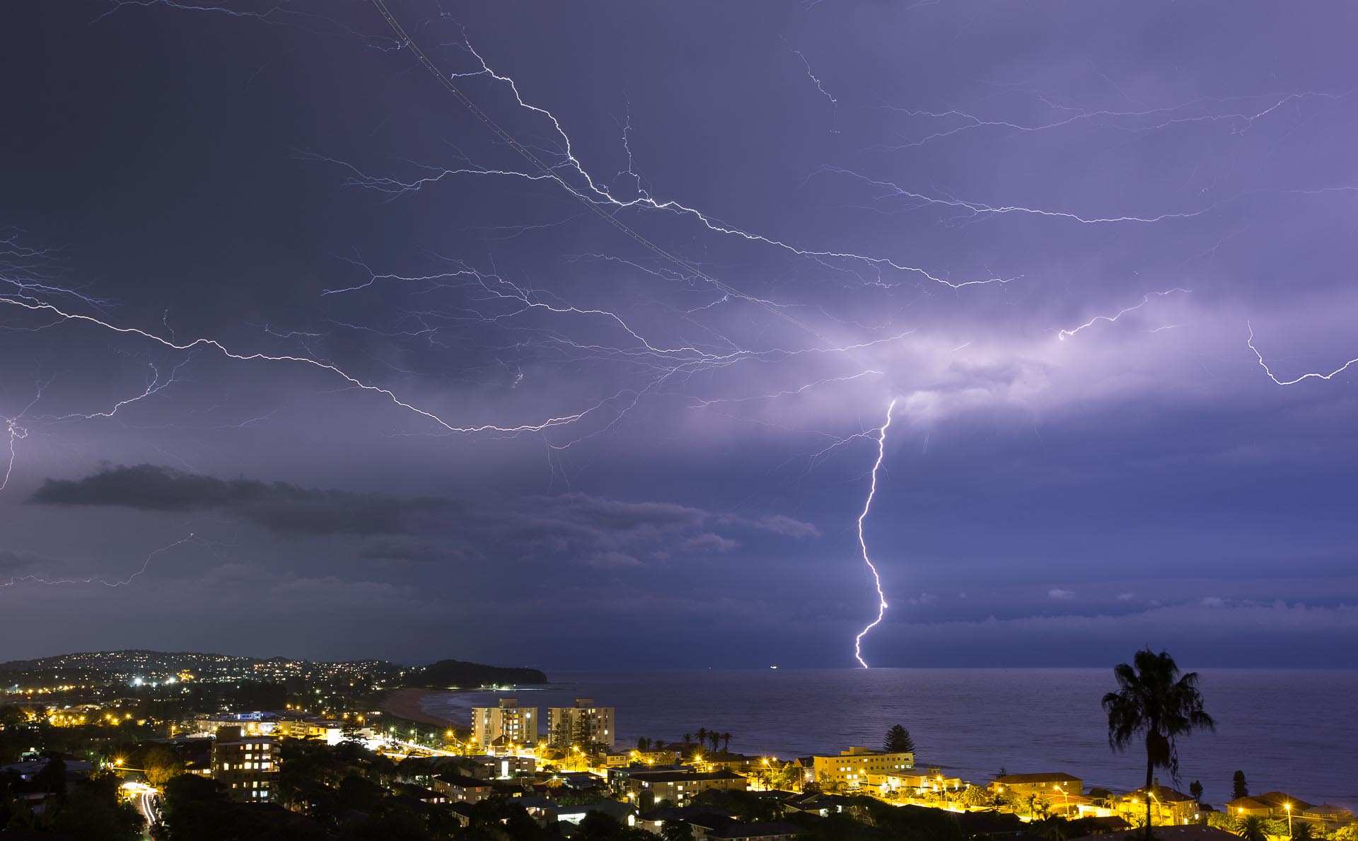 Sydney storm: Hundreds still without power as emergency services clean ...