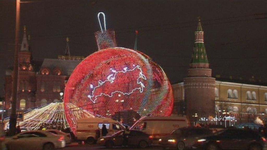 Moscow's Christmas decorations lights up the city as Russia gears up ...