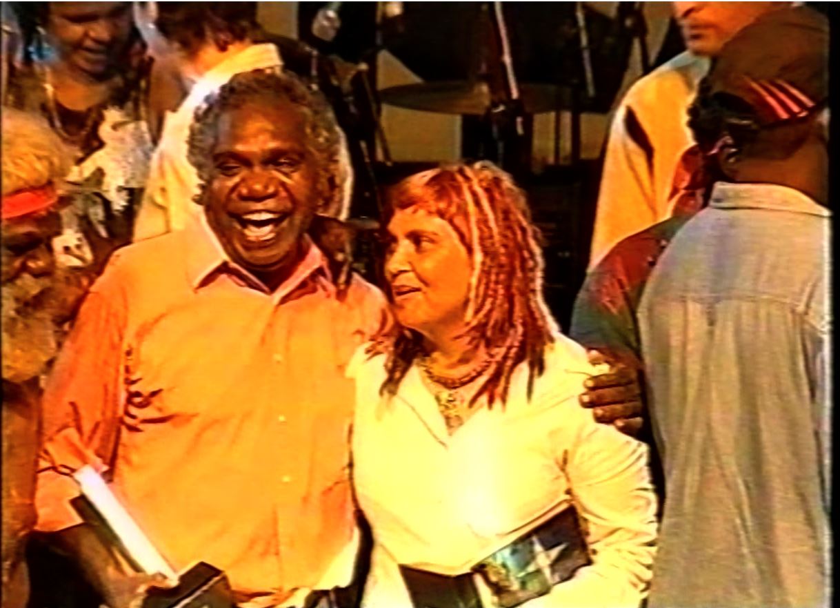 Manuway Yunupingu and Shellie Morris share a moment onstage at the ...