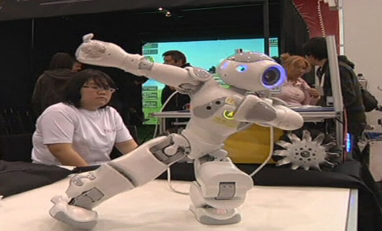 Dancing robot wows crowd - ABC News