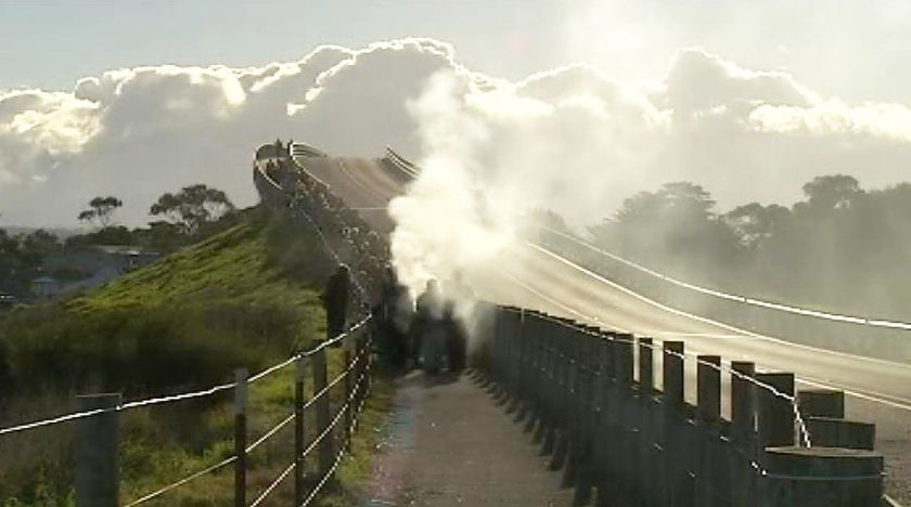 Ngarrindjeri in symbolic walk across Hindmarsh Island bridge - ABC News