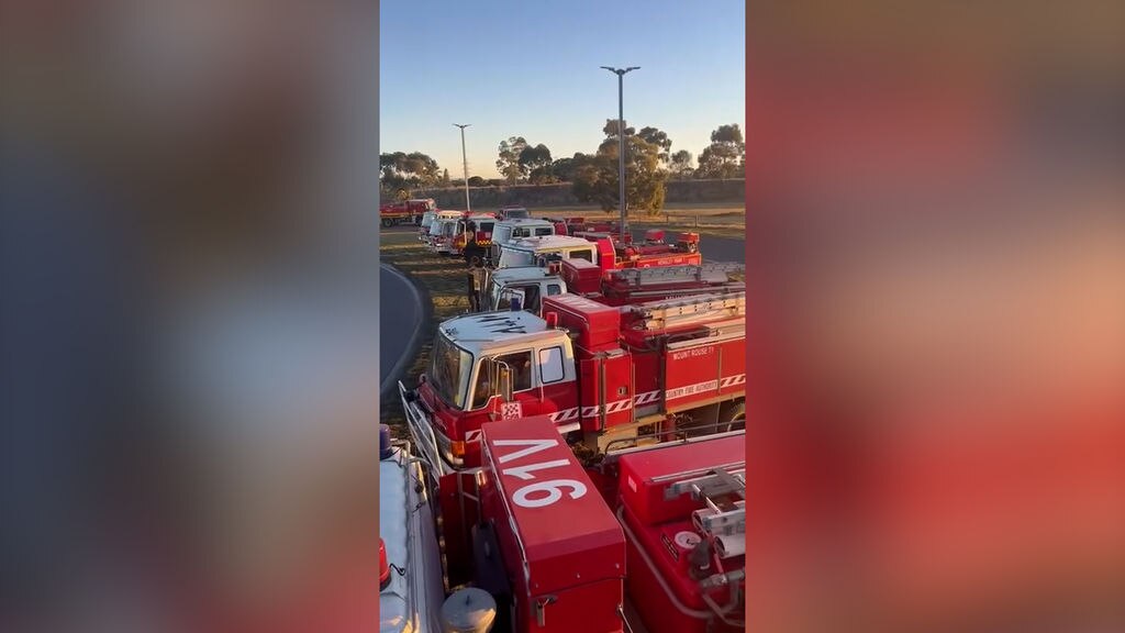 Disgruntled volunteer firefighters rally at Victorian Parliament on ...