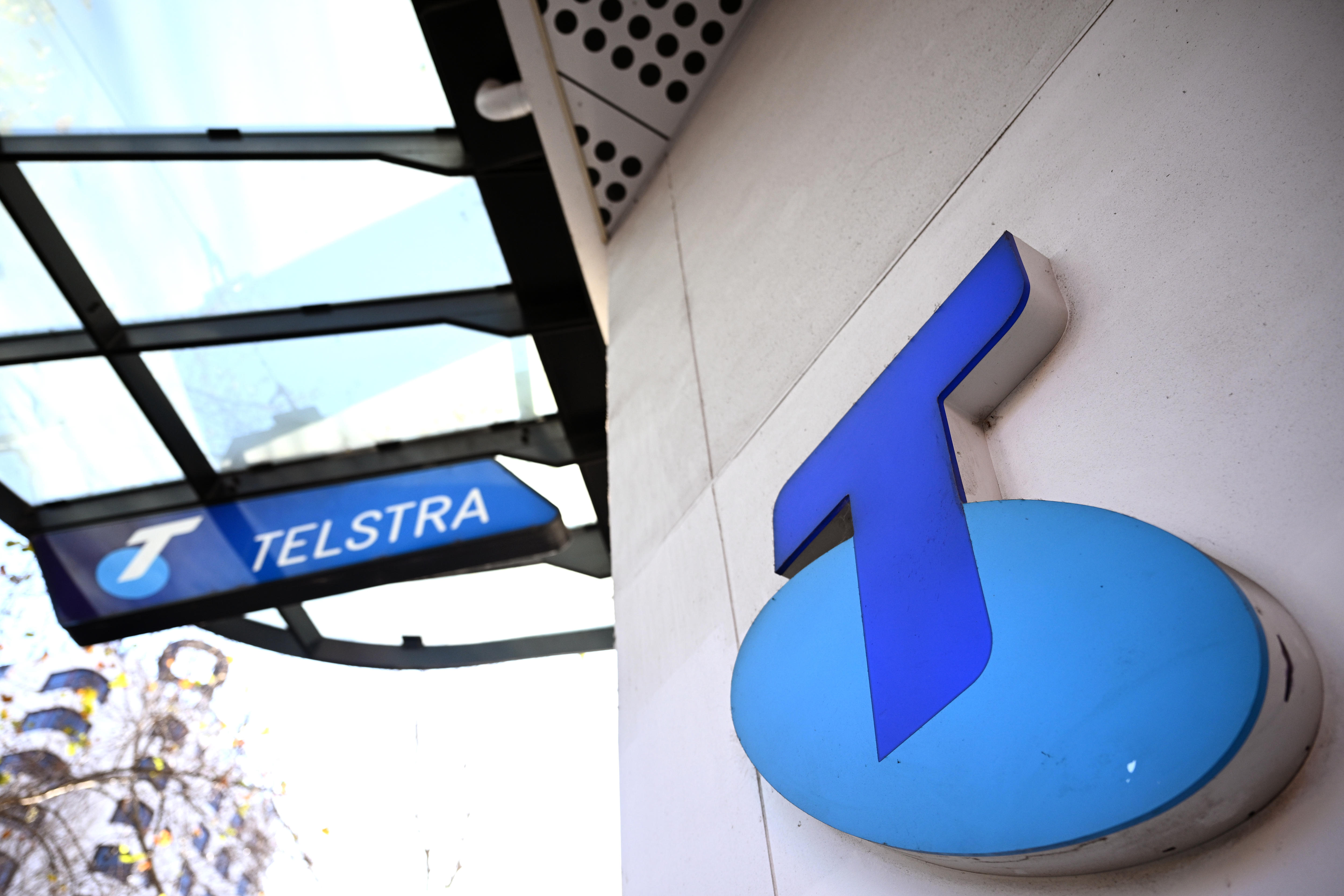 Calls to make mobile phones an 'essential' service - ABC listen