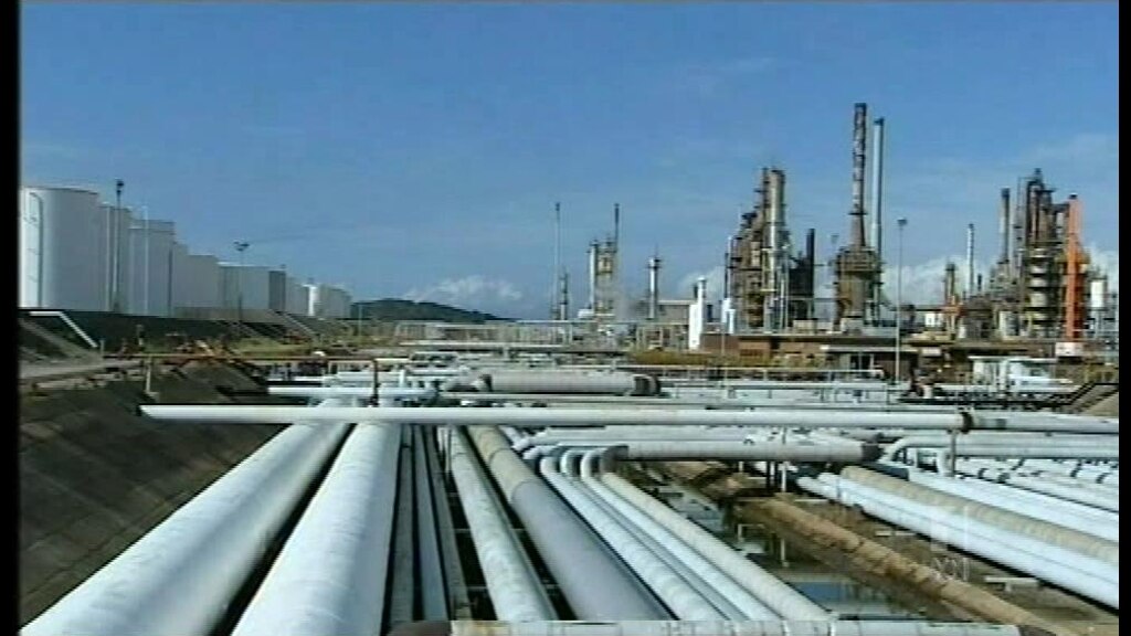 Caltex reviews future of refining operations - ABC News