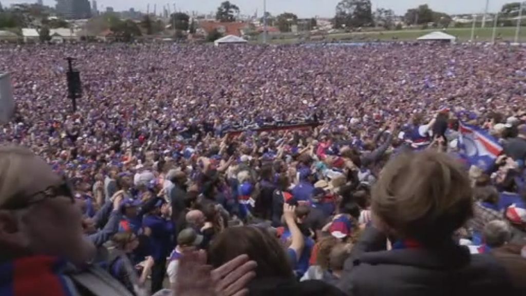 Huge crowds flock to Whitten Oval to cheer on champion Bulldogs - ABC News