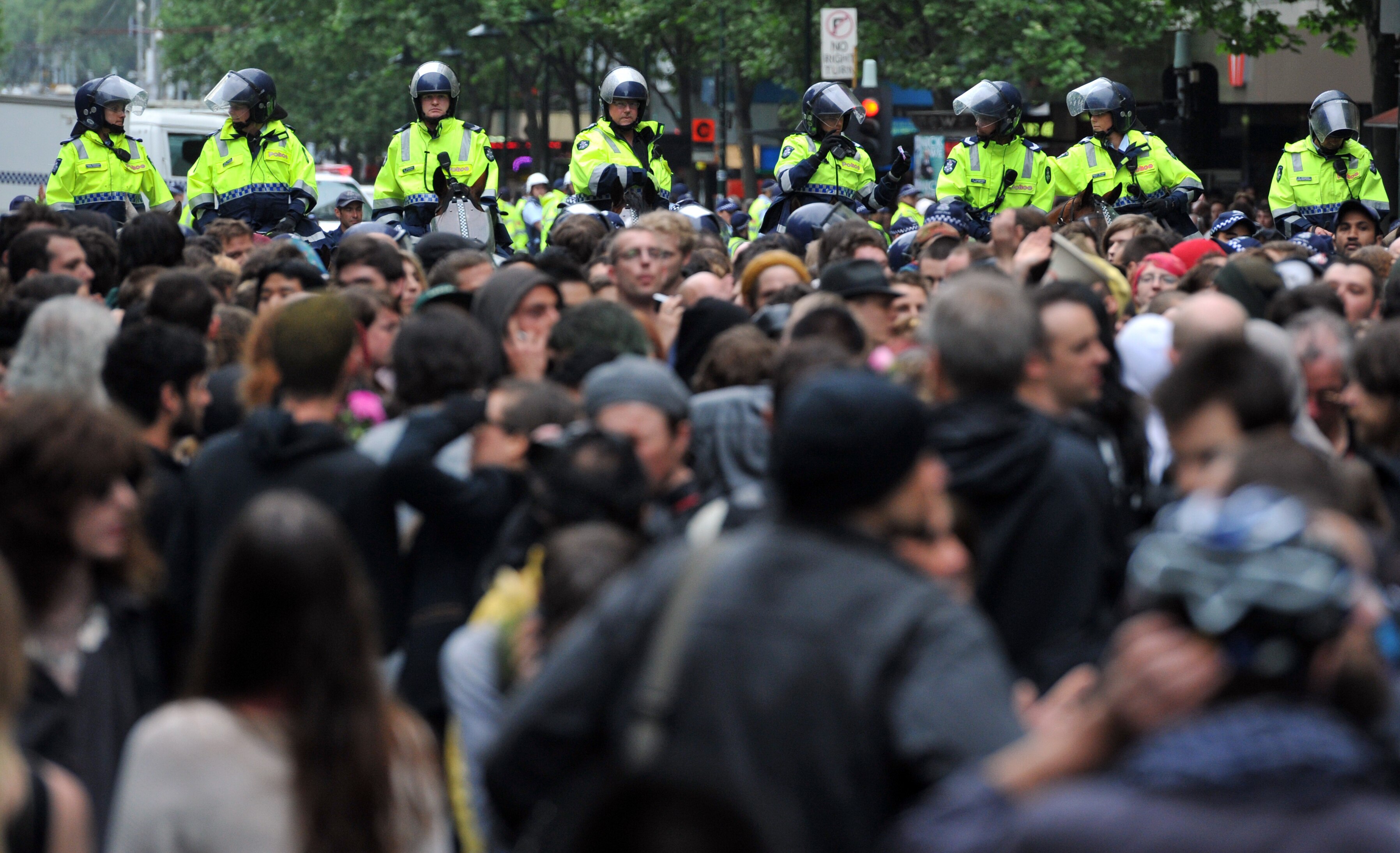 Occupy protesters spare Queen's Melbourne visit - ABC News