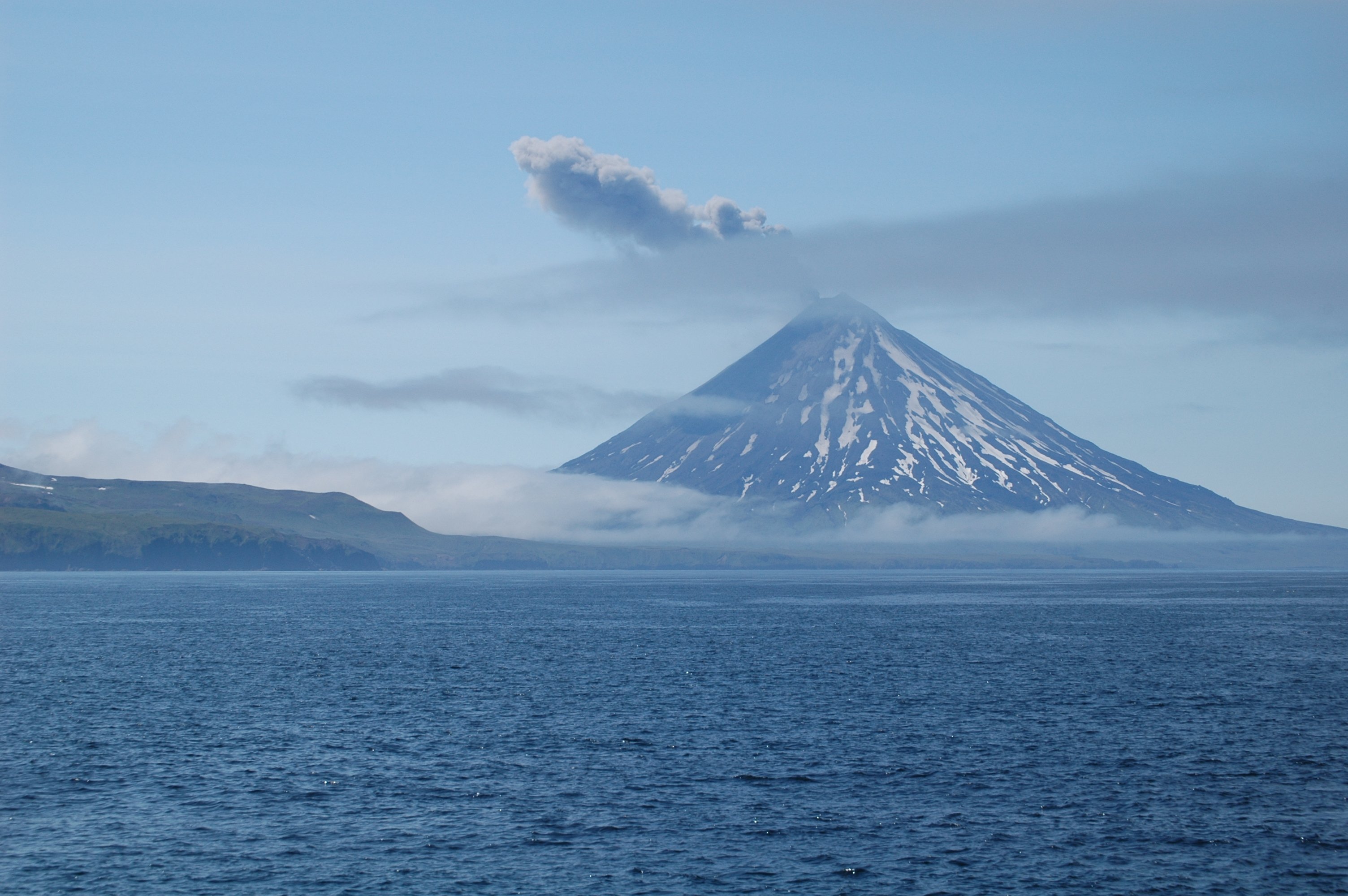 Alaskan volcano belches cloud of ash - ABC News